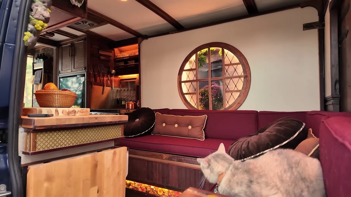 まるで動くホビットの家！ダッジプロマスター3500を使ったDIYホビットバン！！ – ぽりとぴ