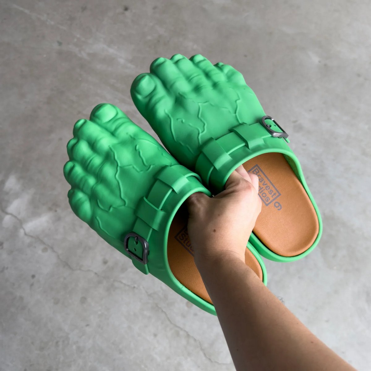 ハルクのような緑色のクロッグ！ 「Foot Clogs」！！ – ぽりとぴ